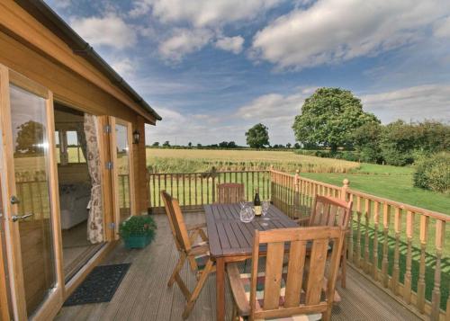 Field Lodge | Coton in the Elms, DE12 8BT | Hotels & BB's
